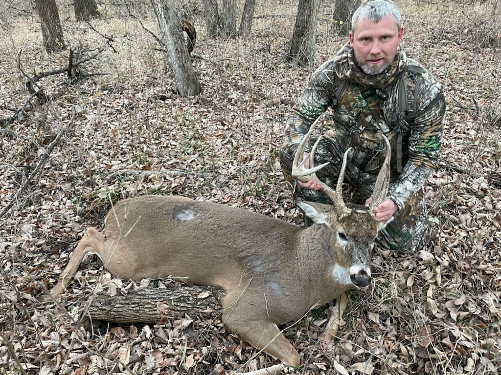 Hunter Bobby Dillow Share Photo of Buck with Asymmetrical Antlers ...